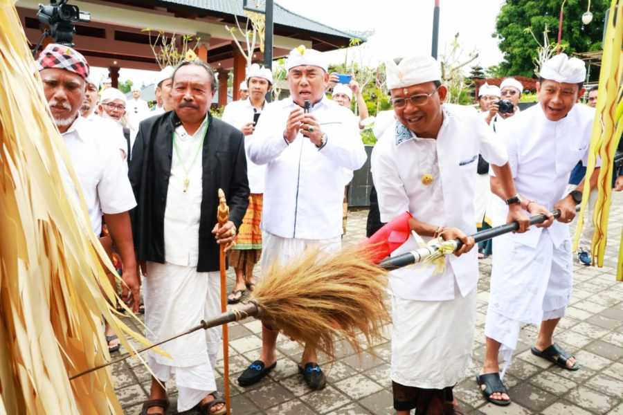 Gubernur Koster "Pelaspas" Fasilitas Kawasan Suci Pura Besakih, Dipuput ...