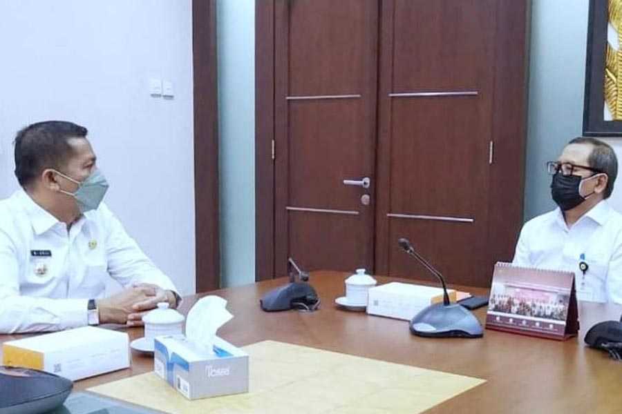 Istri Viral Pamerkan Kekayaan di Medsos, Esha Rahmansah Abrar Dinonaktifkan | BALIPOST.com