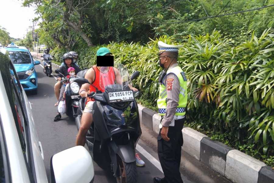 Kedapatan Tak Pakai Helm di Simpang Siligita, WN Rusia Kena Tilang | BALIPOST.com