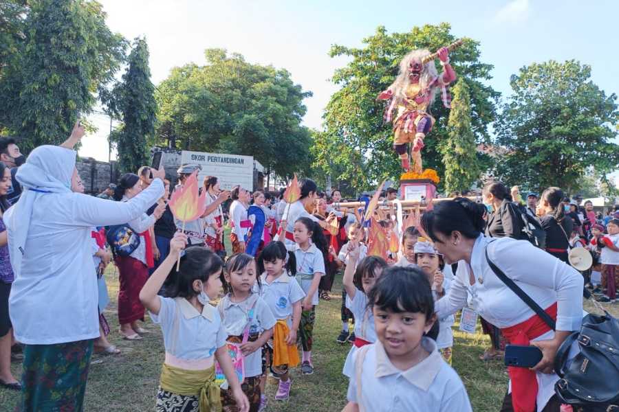 Ratusan Anak TK Dan PAUD Arak Ogoh Ogoh Di Lapangan Pegok 1 | BALIPOST.com Ratusan Anak TK Dan PAUD Arak Ogoh Ogoh Di Lapangan Pegok 1 | BALIPOST.com