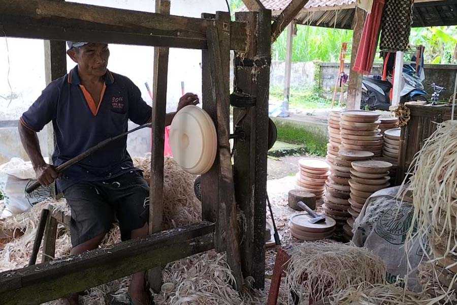 Dulang Kayu Masih Diminati, Perajin Kesulitan Bahan Baku | BALIPOST.com