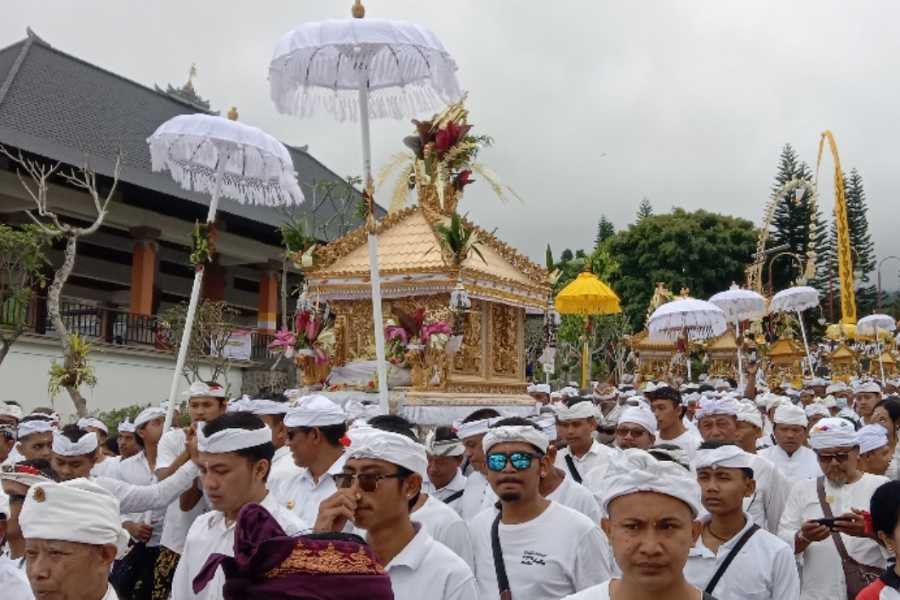 Melasti IBTK Besakih Diikuti Ribuan Umat Hindu | BALIPOST.com