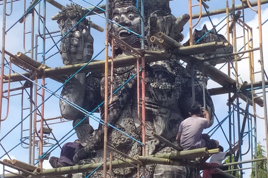 Mulai Keropos dan Berkerak, Patung Catur Muka Diperbaiki | BALIPOST.com
