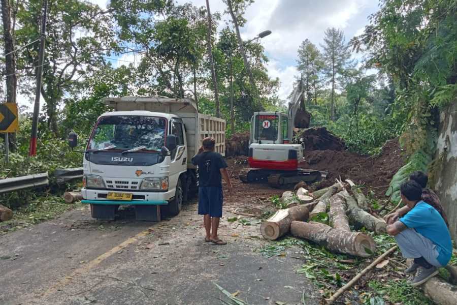 Longsor Sempat Tutup Akses ke Pura Agung Besakih, Warga dari Klungkung Diimbau Cari Jalur ...