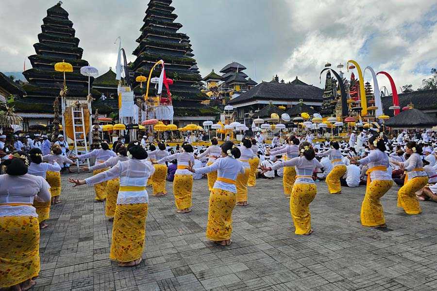 Upacara IBTK “Kasineb”, Paguyuban Drama Gong Lawas “Ngayah” Tari Wali ...