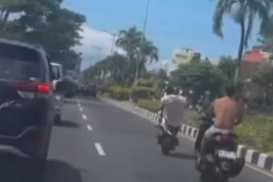 Viral di Medsos, WNA Ugal-ugalan Naik Motor di Sunset Road | BALIPOST.com
