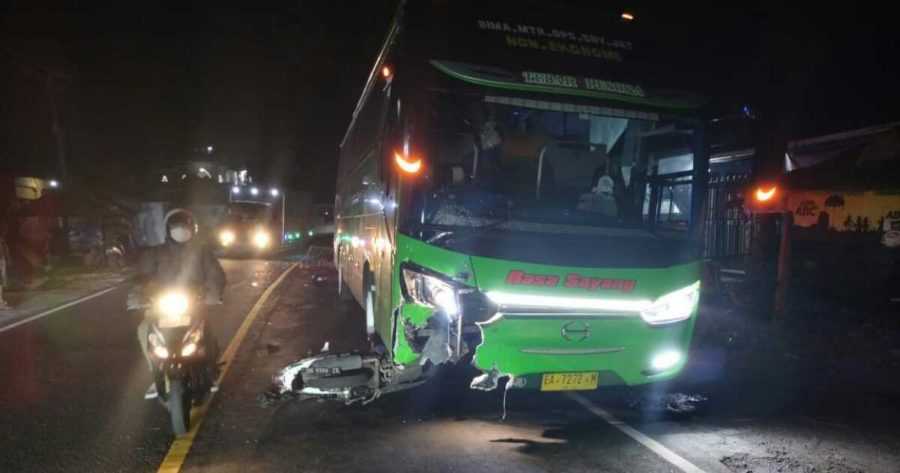 Tabrakan dengan Bus, Pemotor Tewas | BALIPOST.com Tabrakan dengan Bus, Pemotor Tewas | BALIPOST.com