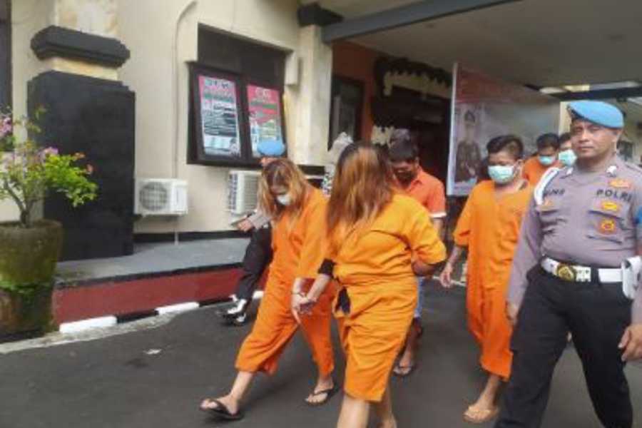 Dua Cewek Panggilan Diamankan Saat Pesta Sabu