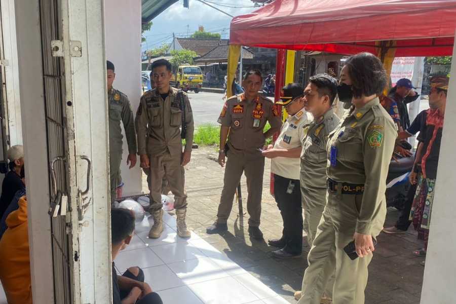 Enam Pengamen Jalanan Resahkan Warga Jembrana, Satpol PP Pulangkan ke Semarang | BALIPOST.com