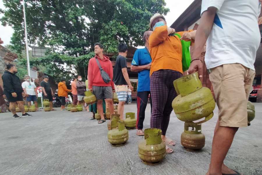 Beli Gas Melon, Warga Antre dari Pagi | BALIPOST.com