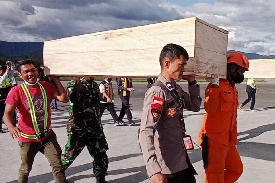 Tim SAR Gabungan Evakuasi Enam Jenazah Korban Pesawat PK-SMW | BALIPOST.com