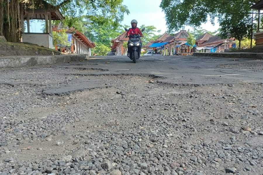 Akses Jalan di Terminal Subagan Rusak Berat | BALIPOST.com
