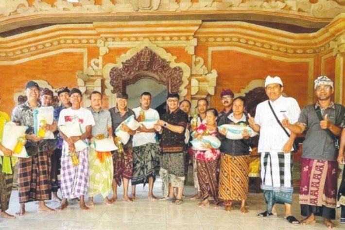 Desa Adat Guwang Salurkan Bantuan Beras ke Warga | BALIPOST.com