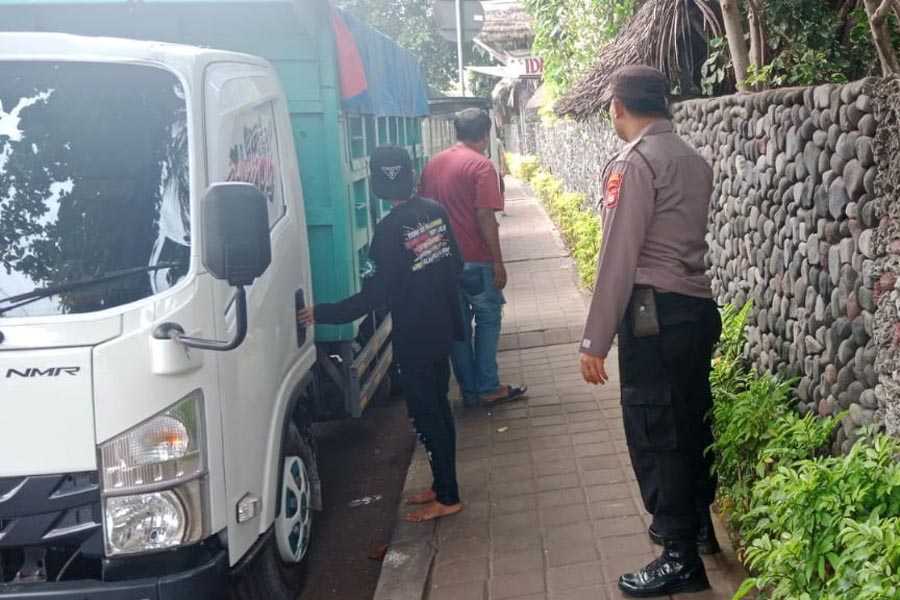 Ganggu Kelancaran Lalin, Petugas Tegur Sopir Truk Parkir di Badan Jalan Candidasa | BALIPOST.com