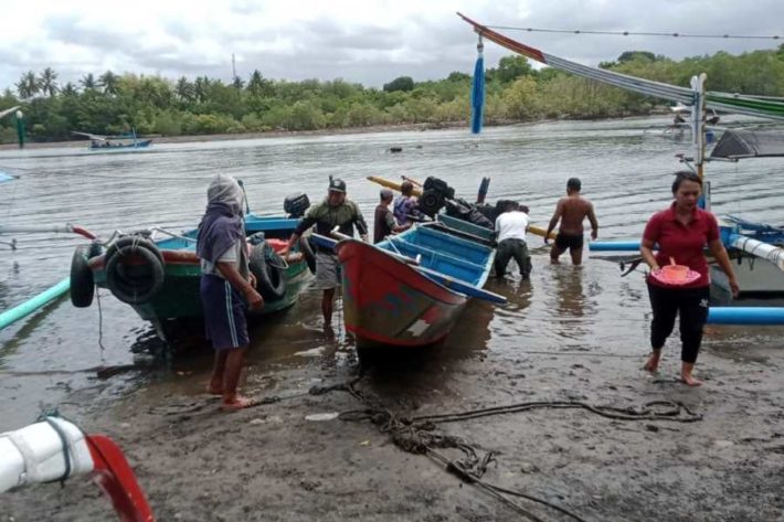 Perahu Diterjang Ombak di Perancak, Nelayan Nyaris Tenggelam | BALIPOST.com