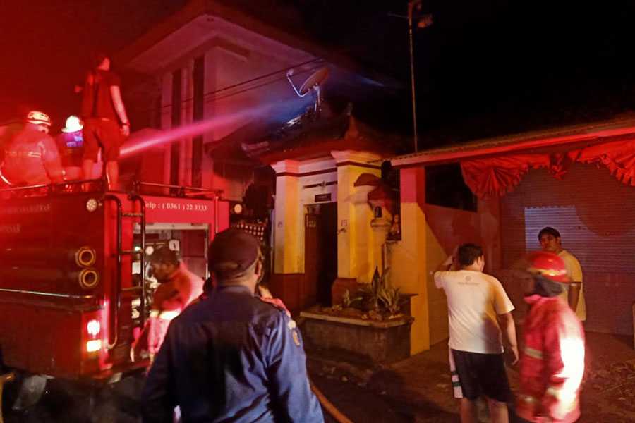 Rumah Lantai Dua di Cekomaria Terbakar, Kerugian Ratusan Juta || BaliPost.com - - www.teras.id