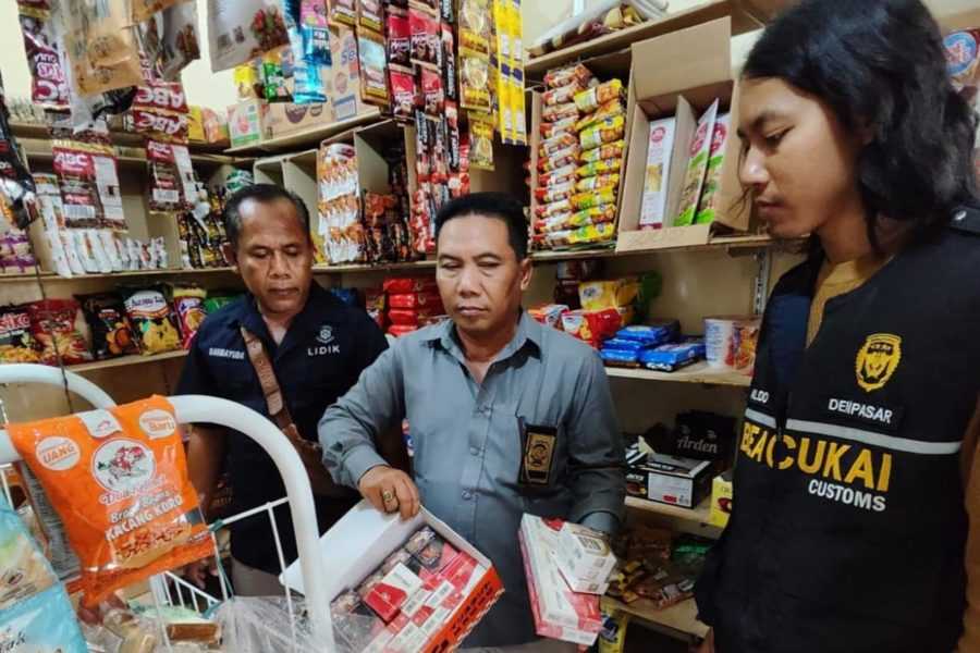 Satpol PP Denpasar dan Bea Cukai Temukan Ratusan Bungkus Rokok Tanpa Cukai | BALIPOST.com
