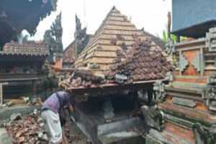Bale Pewantenan Pura Dadia Arya Kenceng Tegeh Kori Ambruk | BALIPOST.com