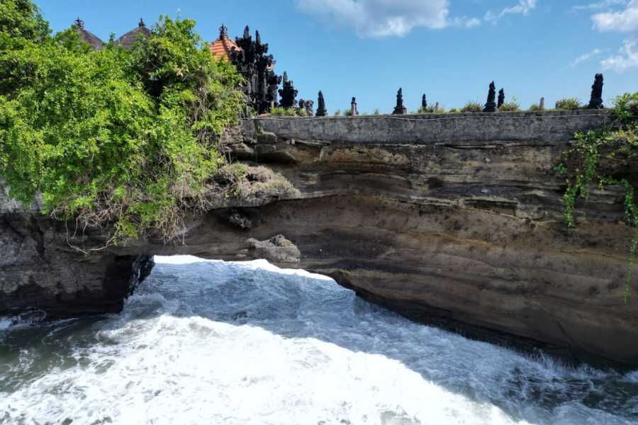 Tebing di Areal DTW Tanah Lot Retak, Terparah di Madya Pura Batu Bolong ...