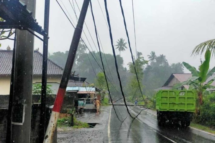 Tiang Listrik Bertumbangan Tertimpa Pohon, Akses Jalan Raya Muncan Lumpuh | BALIPOST.com