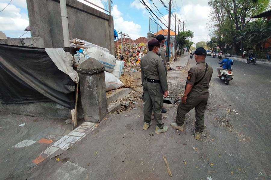 Cegah Warga Buang Sampah Tak Sesuai Jadwal, Satpol PP Awasi TPS Gunung Agung | BALIPOST.com