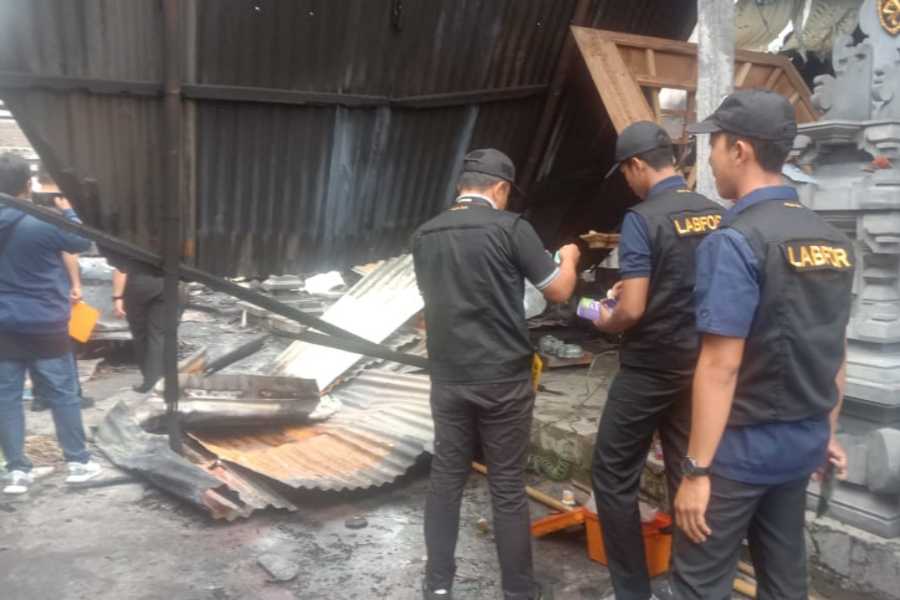 Kebakaran Gudang Sebabkan Bocah Meninggal, Labfor Polda Bali Gelar Olah TKP | BALIPOST.com