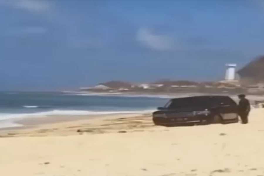 Mobil Pengunjung Pantai Pandawa Terjebak di Pasir | BALIPOST.com