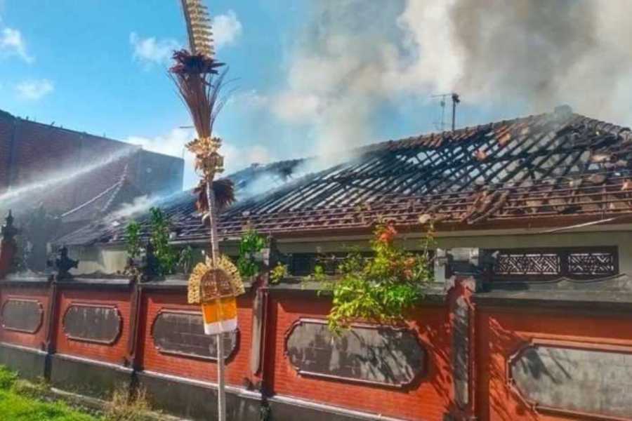 Rumah Pensiunan Pegawai Bank BUMN Terbakar, Kerugian Ratusan Juta Rupiah | BALIPOST.com