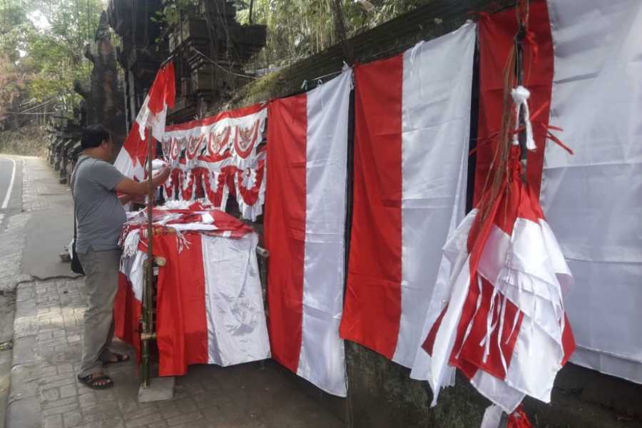 Sedikit Turun, Pembelian Bendera Jelang HUT ke-78 RI | BALIPOST.com