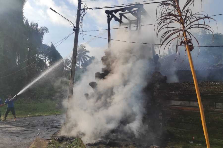 Bale Kulkul dan Candi Kurung Pura Dalem Tengaling Terbakar | BALIPOST.com