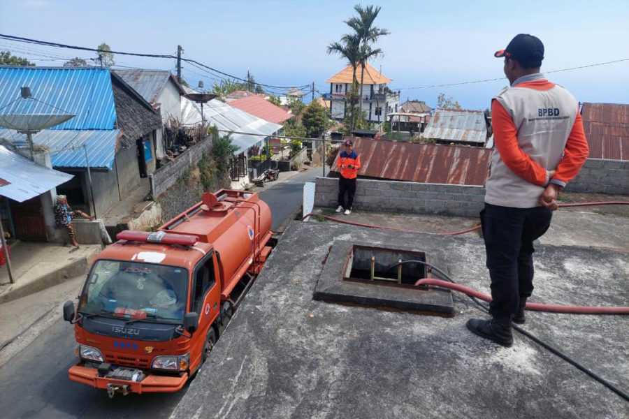 Desa Siakin Krisis Air Bersih, BPBD Bawakan Bantuan Satu Tangki ...