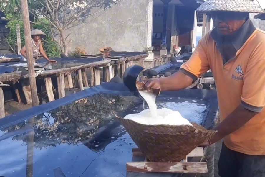 Garam Kusamba Dinantikan Pasar, Namun Sering Diganggu Hujan | BALIPOST.com