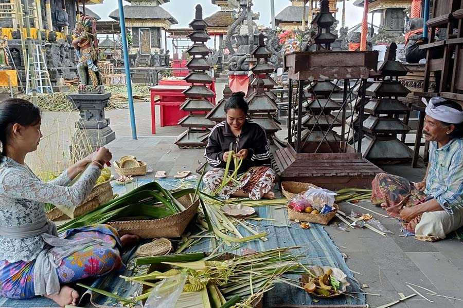 Krama Desa Adat Batur Lakukan Persiapan Puncak Pujawali Pura Tuluk Biyu ...
