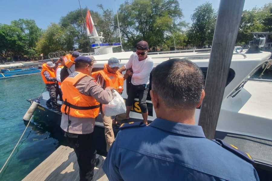 Sempat Mati Mesin, KMP Gerbang Samudera Kandas | BALIPOST.com