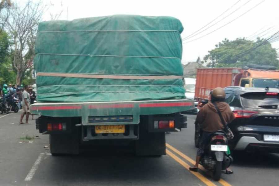 Tabrak Pintu Truk Terbuka, Pemotor Dilindas Tronton | BALIPOST.com
