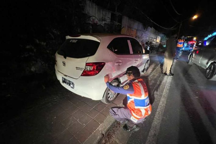 Parkir Liar di Pecatu, Ban Kendaraan Digembosi | BALIPOST.com