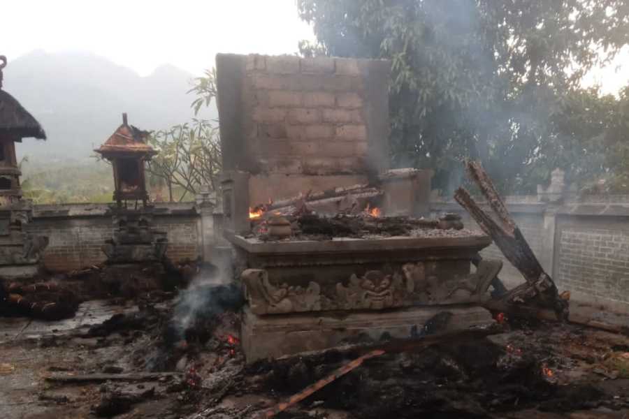 Tiga Pelinggih Pura Dadia Pasek Gelgel Ludes Terbakar | BALIPOST.com