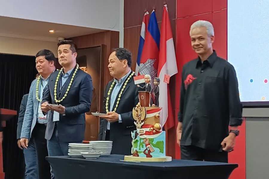 Ganjar Rayakan Ultah di Sekolah Partai PDIP | BALIPOST.com