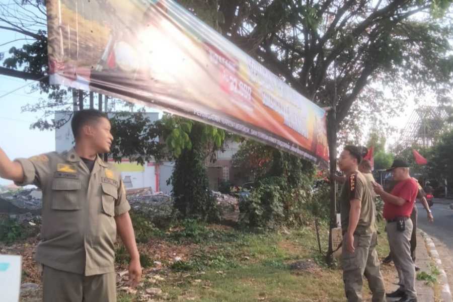 Langgar Perda, Satpol PP Brangus Baliho Dan Spanduk Reklame 1 | BALIPOST.com