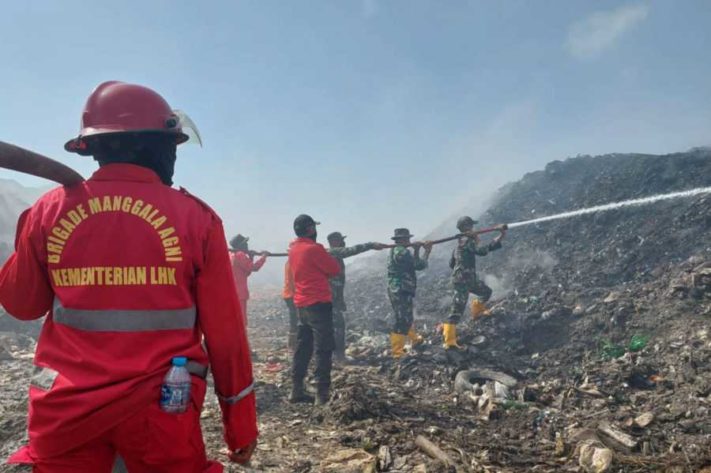 Pemadaman Kebakaran 2 TPA Masih Berlangsung | BALIPOST.com