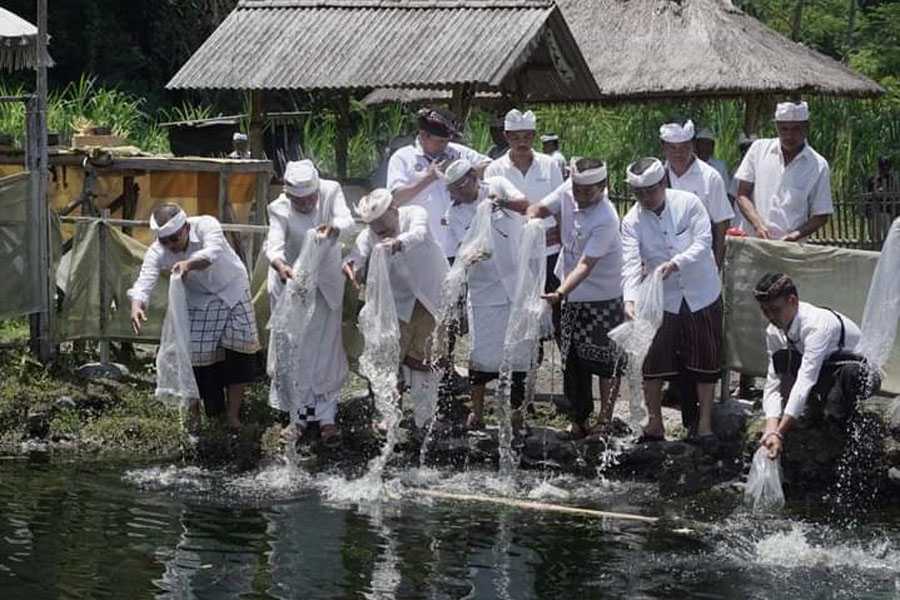 Peringati Tumpek Uye, Bupati Karangasem Gelar Persembahyangan dan ... Peringati Tumpek Uye, Bupati Karangasem Gelar Persembahyangan dan ...