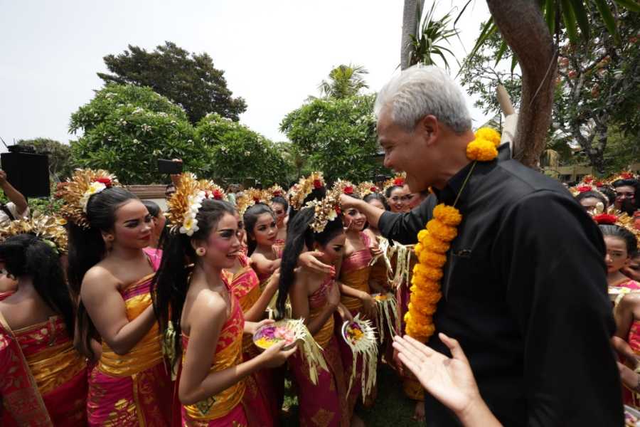 Berkunjung ke Bali, Ganjar Pranowo Disambut Ratusan Penari Pendet ... Berkunjung ke Bali, Ganjar Pranowo Disambut Ratusan Penari Pendet ...