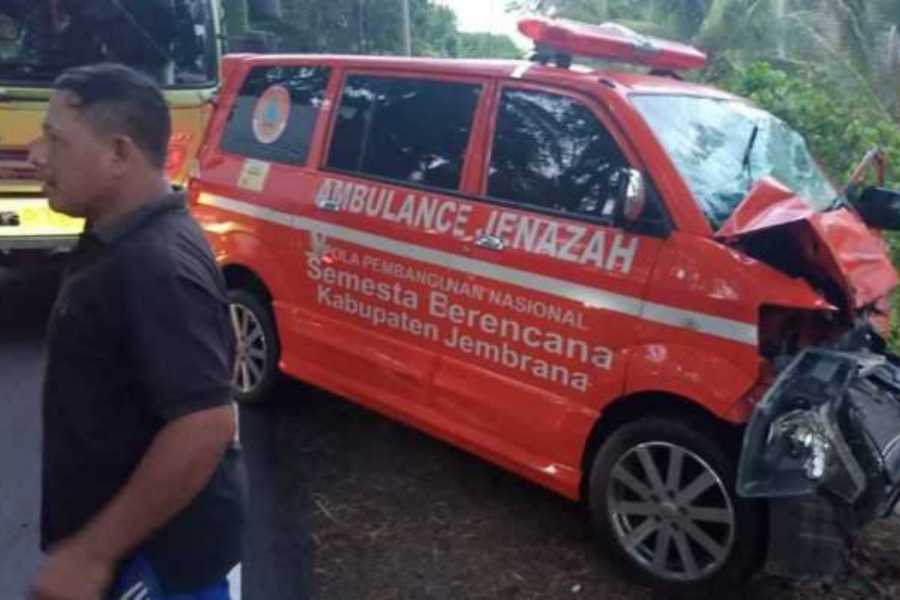 Hendak Jemput Jenazah, Mobil Ambulans BPBD Kecelakaan | BALIPOST.com
