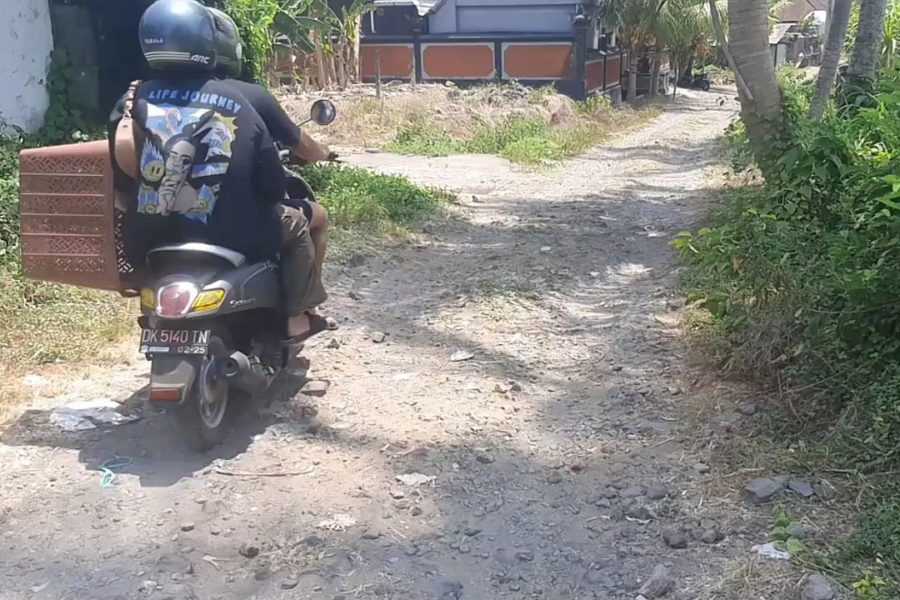 Jalan Sidayu-Lepang, Bertahun-tahun “Benyah Latig”, Tak Kunjung Diperbaiki | BALIPOST.com