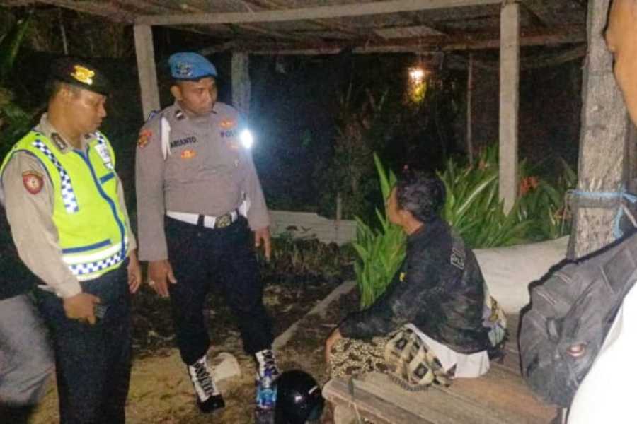 Pria Tak Dikenal Mabuk Berat Tergeletak di Pinggir Jalan | BALIPOST.com Pria Tak Dikenal Mabuk Berat Tergeletak di Pinggir Jalan | BALIPOST.com