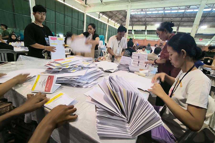 Di Denpasar, Setengah dari Surat Suara DPR RI Rampung Dilipat ...
