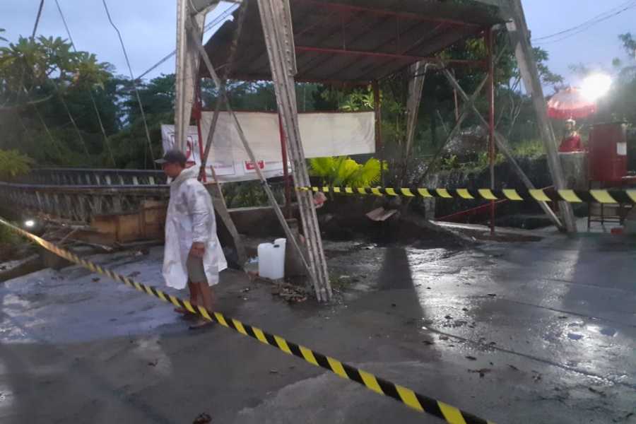 Diduga Tali Sling Putus, Jembatan di Atas Vihara Amurva Bumi Blahbatuh Miring | BALIPOST.com