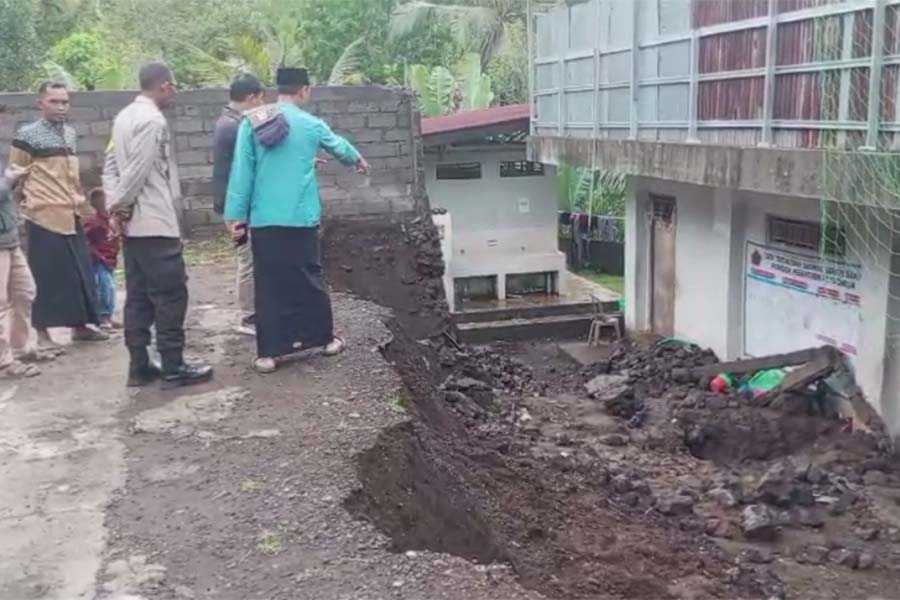 Longsor Tewaskan Satu Santri, Korban Sedang Tampung Air saat Bencana Terjadi | BALIPOST.com