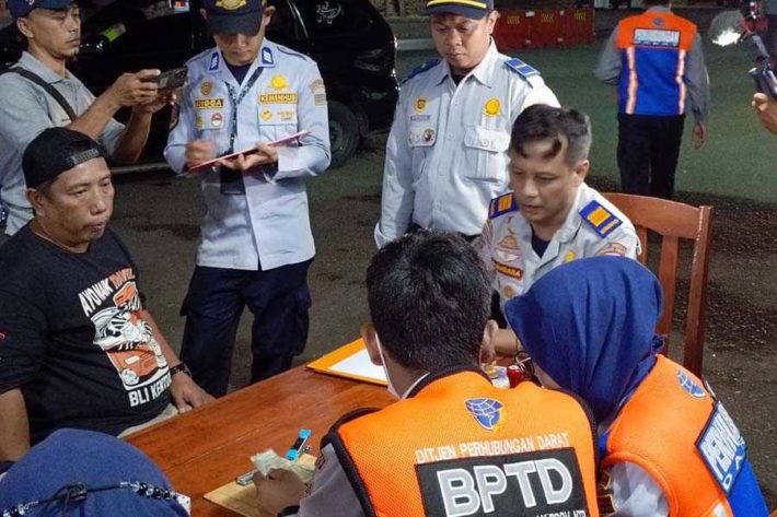 Puluhan "Travel Bodong" Jawa-Bali Terjaring Razia di Gilimanuk | BALIPOST.com