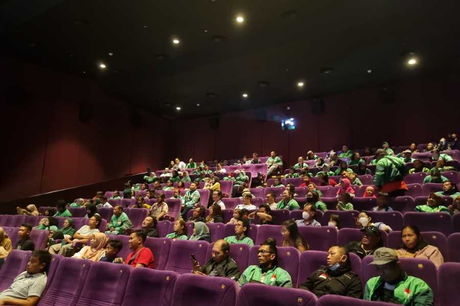 Ratusan Pengemudi Ojol Nobar Film Srimulat | BALIPOST.com Ratusan Pengemudi Ojol Nobar Film Srimulat | BALIPOST.com